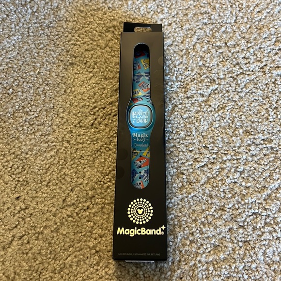 Disney | Other | Disneyland Park Limited Edition Magic Key Magicband ...